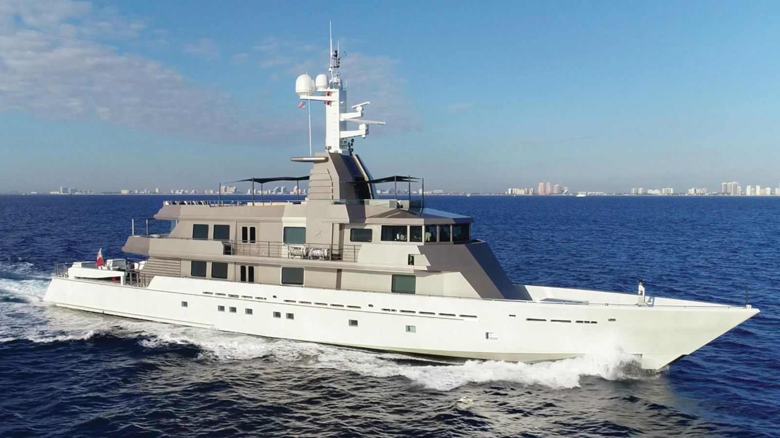 €500k price drop on 53m Oceanfast motor yacht Mizu